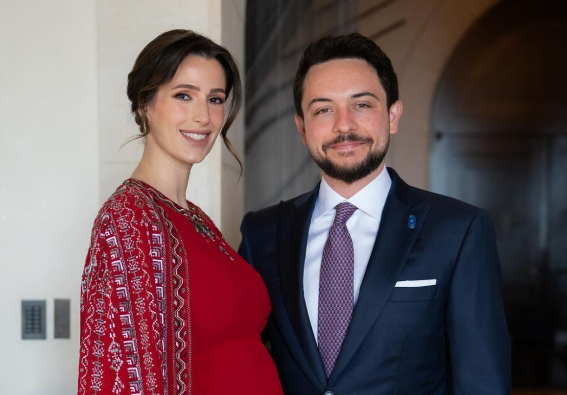 Momen Putra Mahkota Yordania Pangeran Hussein Azan di Telinga Anak Pertamanya | IDDB